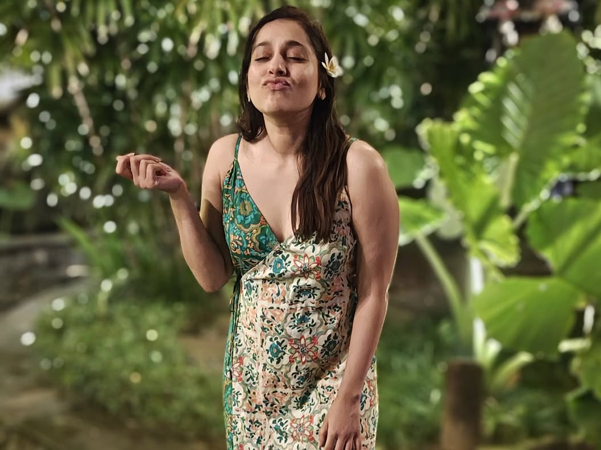 బర్త్ డే పార్టీ ఫోటోలు షేర్ చేసిన యాంకర్ రష్మీ గౌతమ్ (ఫొటోలు) | Anchor Rashmi Gautam Birthday ...